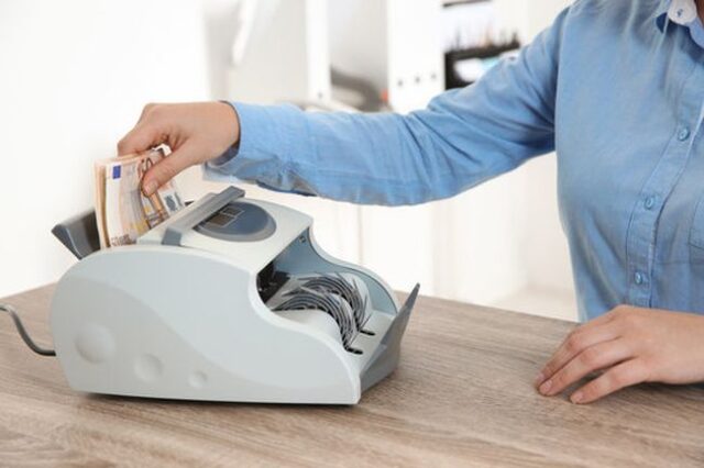 Benefits Of Using A Cash Counting Machine For Your Business - IQ Eye